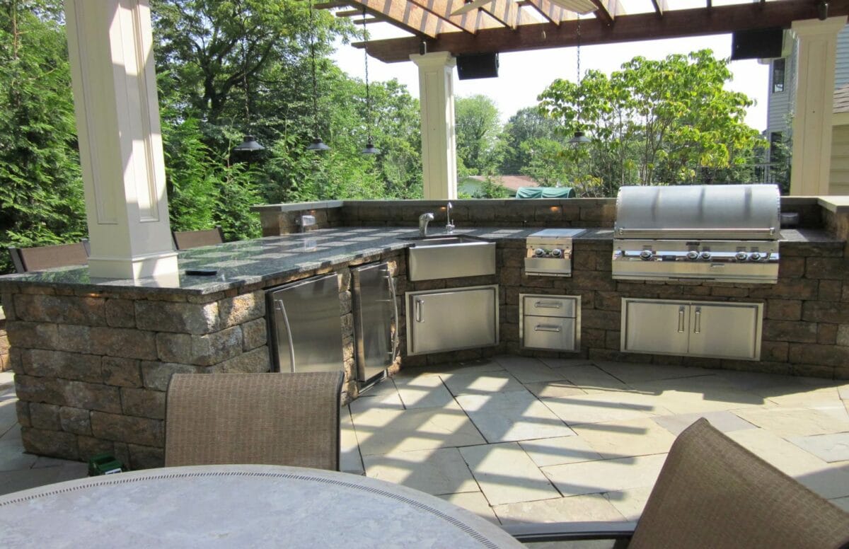 Allan Block Courtyard Landscape Wall - Fairbanks Materials Inc. (FMI)